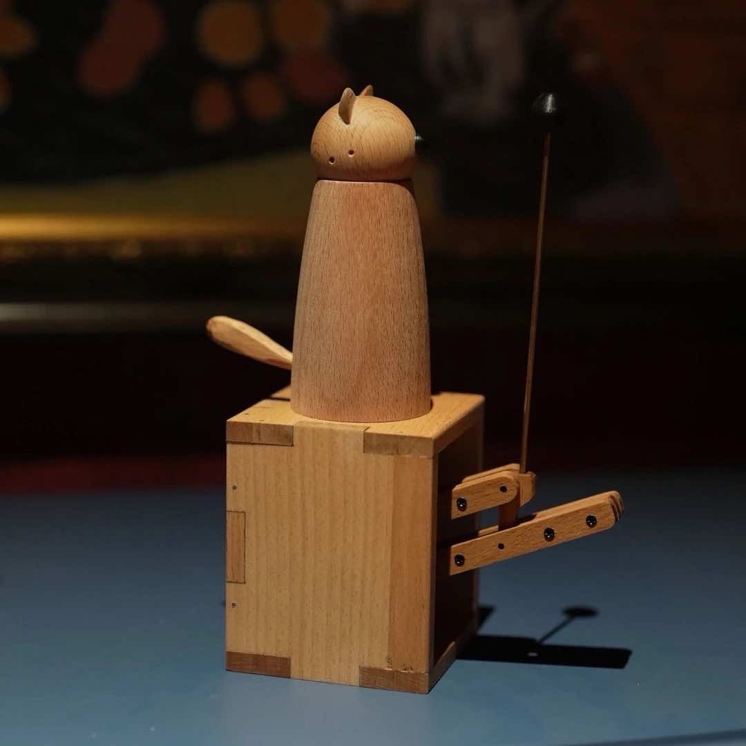Handcrafted Wooden Cat Automaton – Interactive Desk Toy – eulique shop